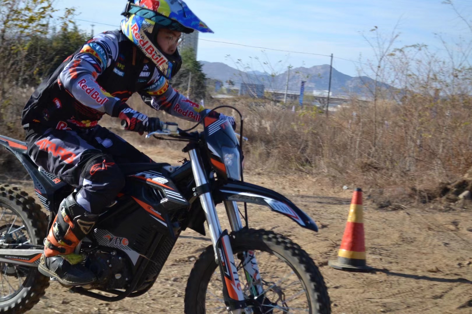 2025 Ultimate Guide to Electric Dirt Bikes: Safety & Tips