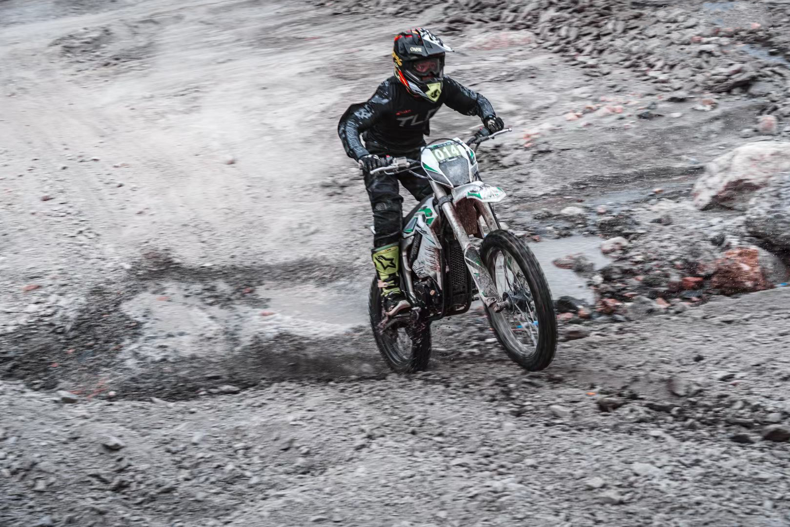 Electric Motocross Bikes vs. Gas: A Comprehensive Comparison